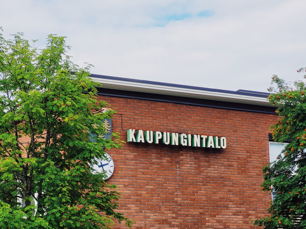 #899 – Kaupungintalon kyltti ja huomautus vaihdelaatikosta – Jaakko Hyvönen